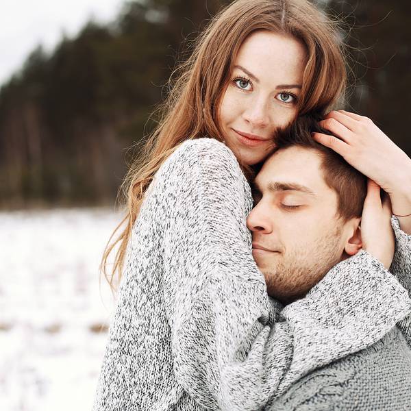زن و شوهر جوان در عشق در فضای باز آنها لبخند و نگاه کردن به یکدیگر 1160583