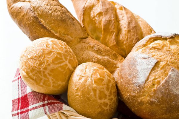 قرص های نان در یک سبد با پارچه گیجه 1084002