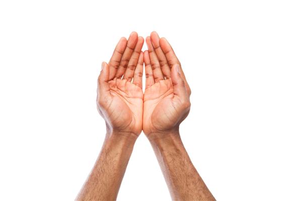 دو دستدر حال دعا در پس زمینه سفید قرار دارد 1546429