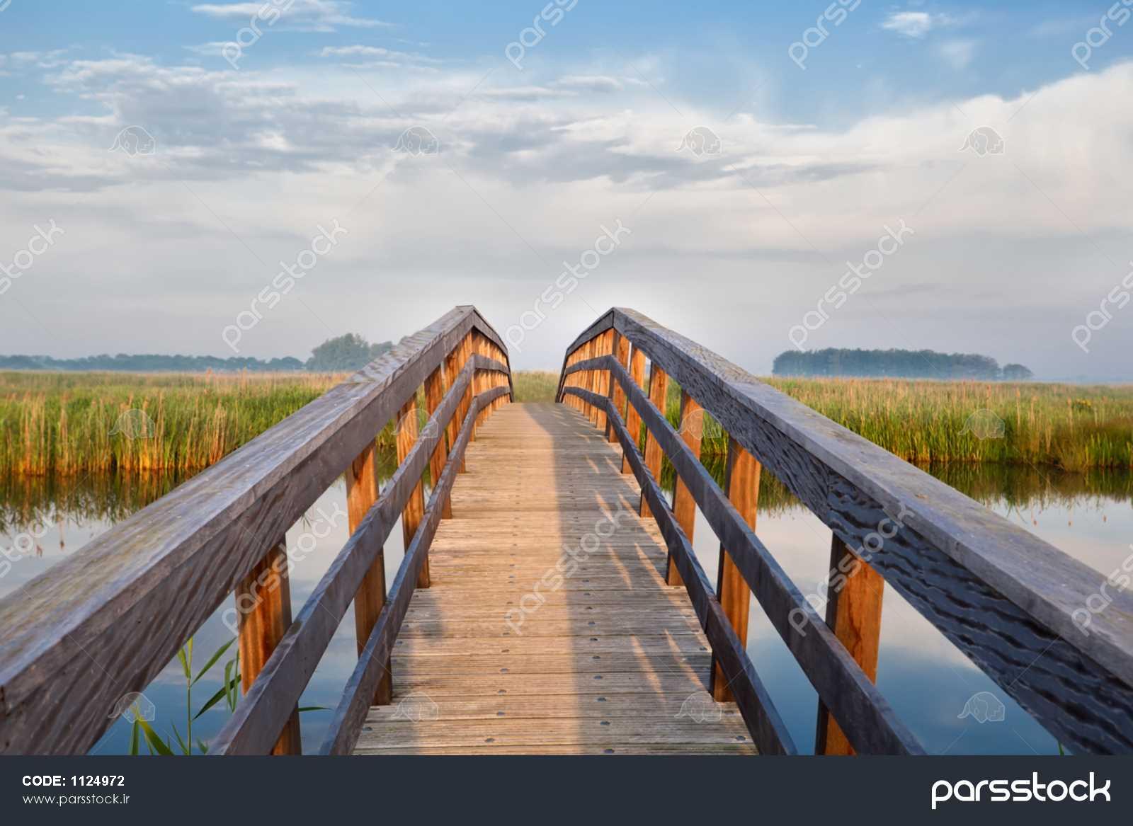 پل چوبی از طریق رودخانه 1124972