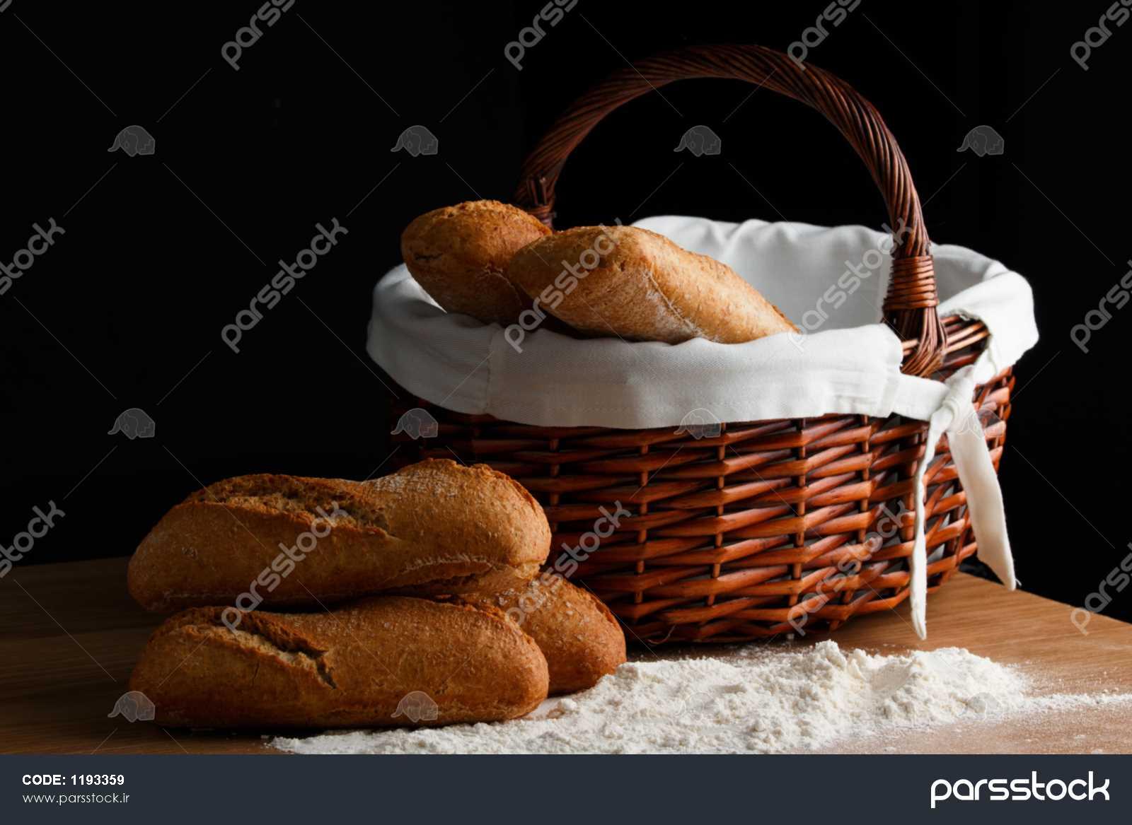 قرص های نان در پس زمینه سیاه 1193359