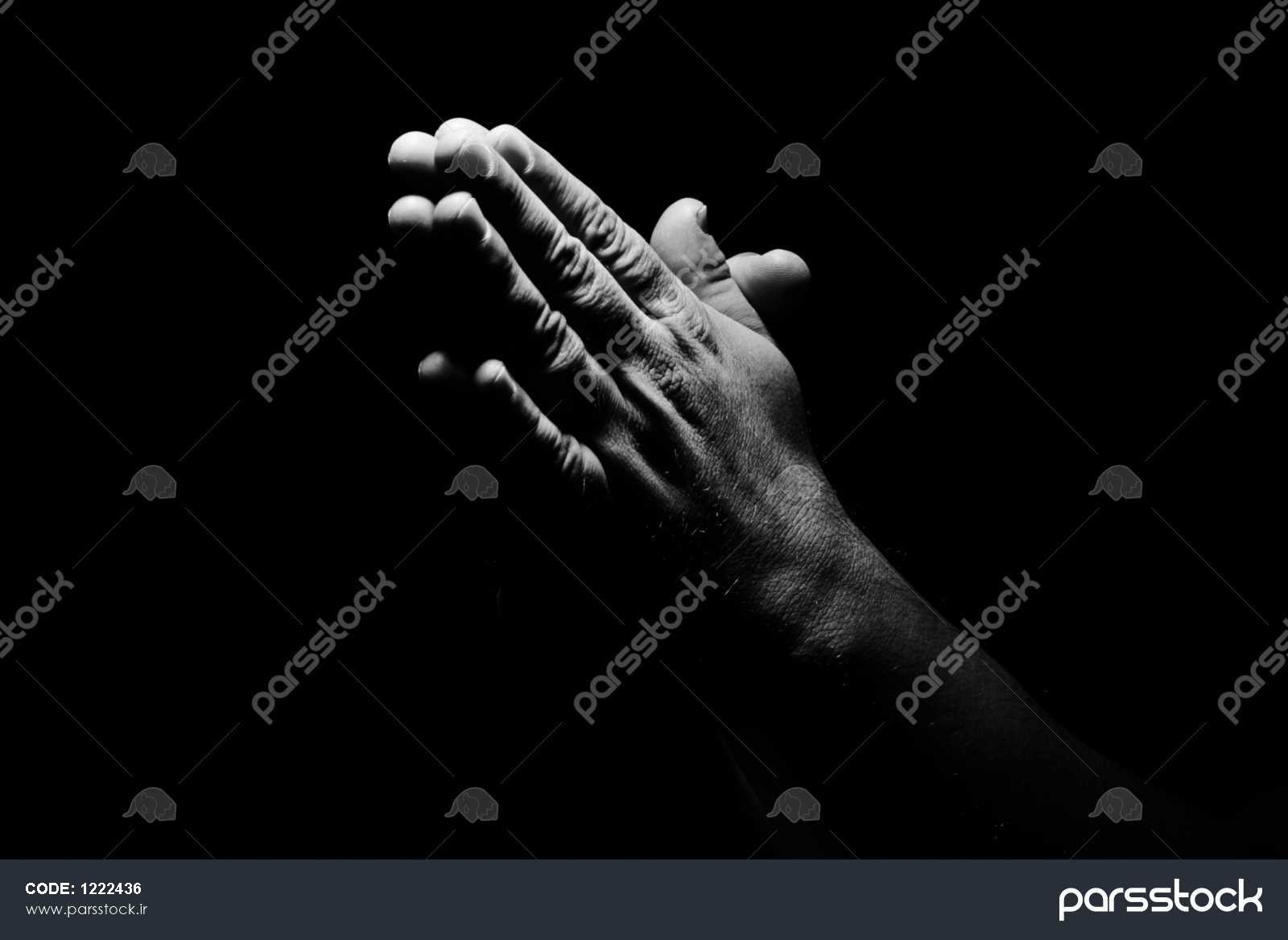 دست های دعا در زمینه مشکی 1222436