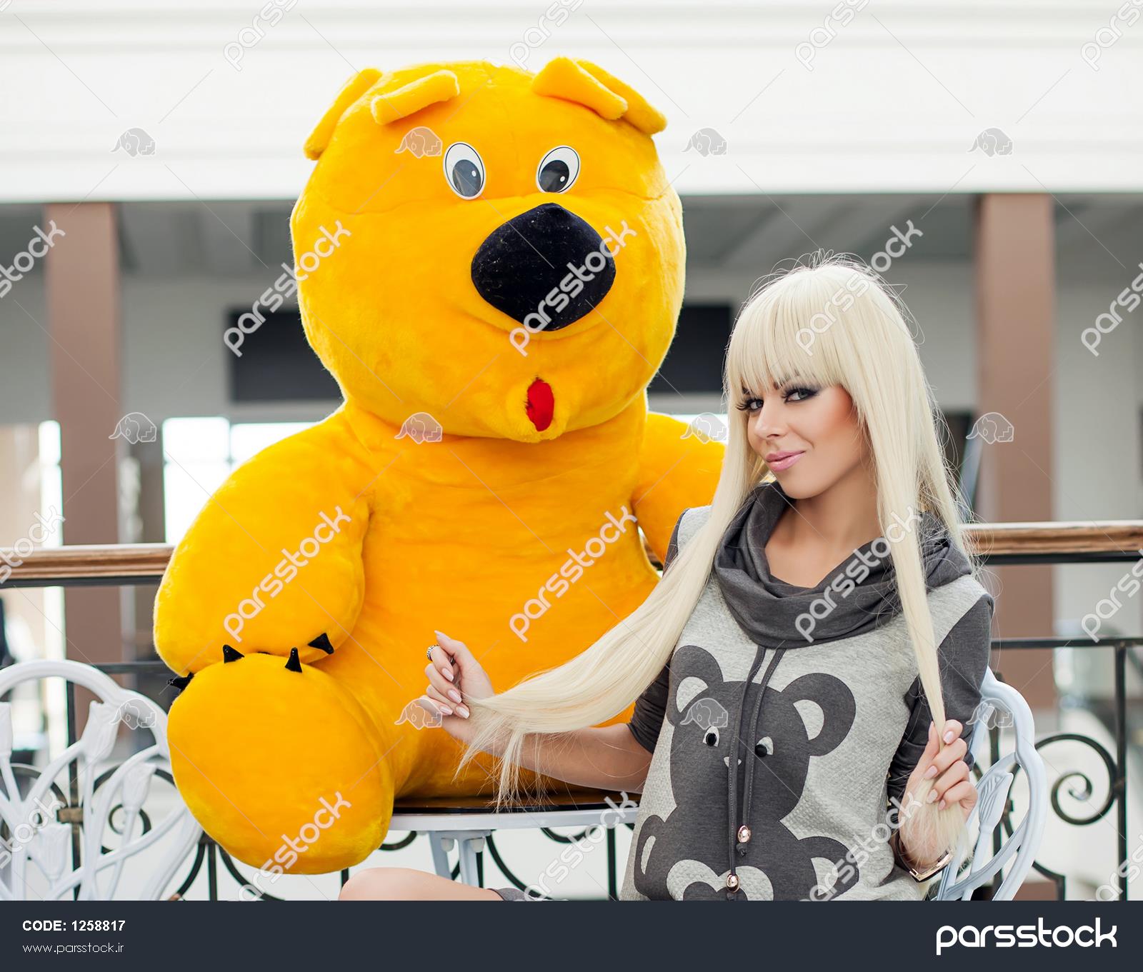 دختر زیبای جوان تبلیغ یک لباس یک دختر زیبا با م 1258817