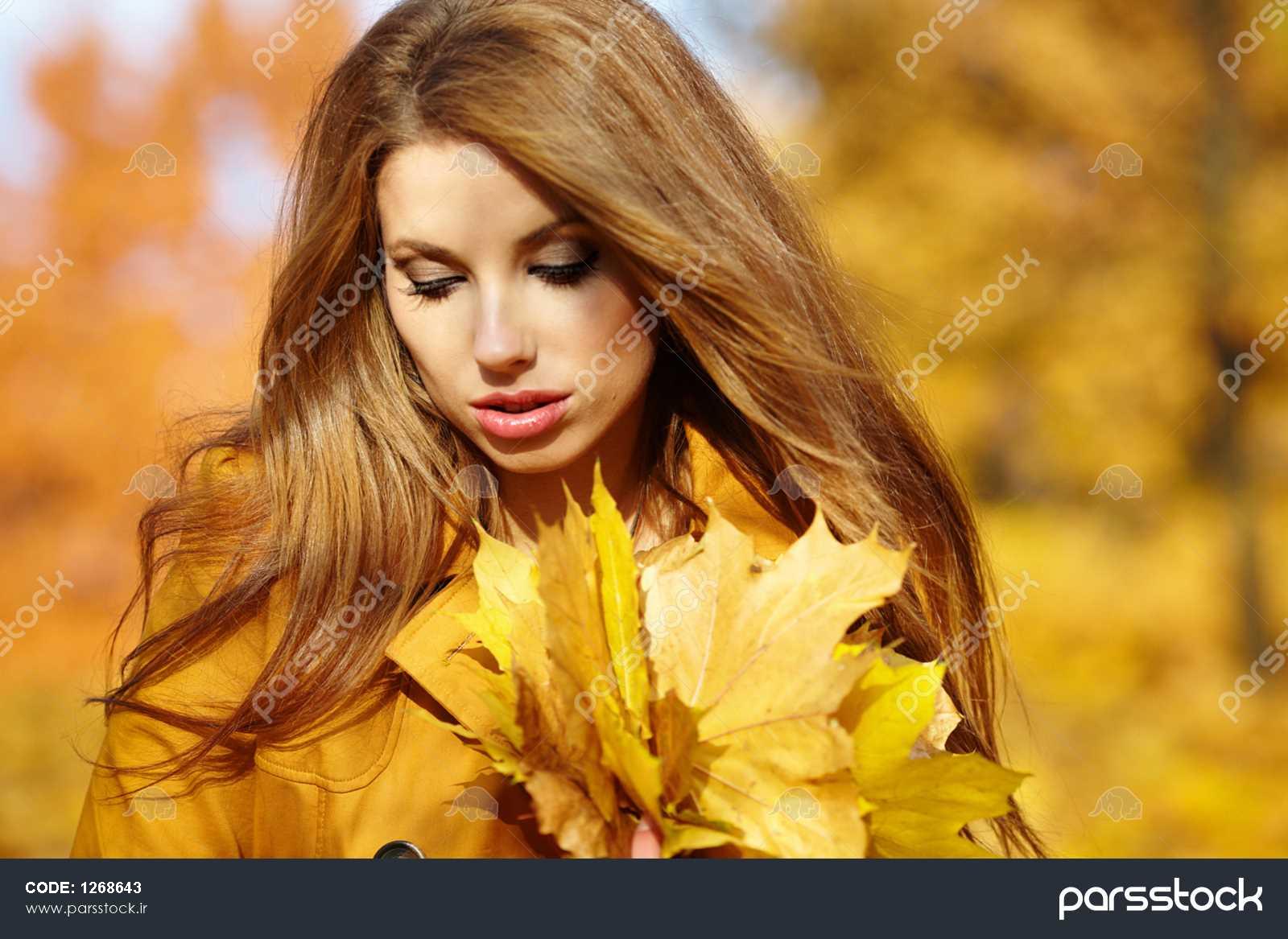 پرتره زن جوان زیبا در پارک پاییز 1268643