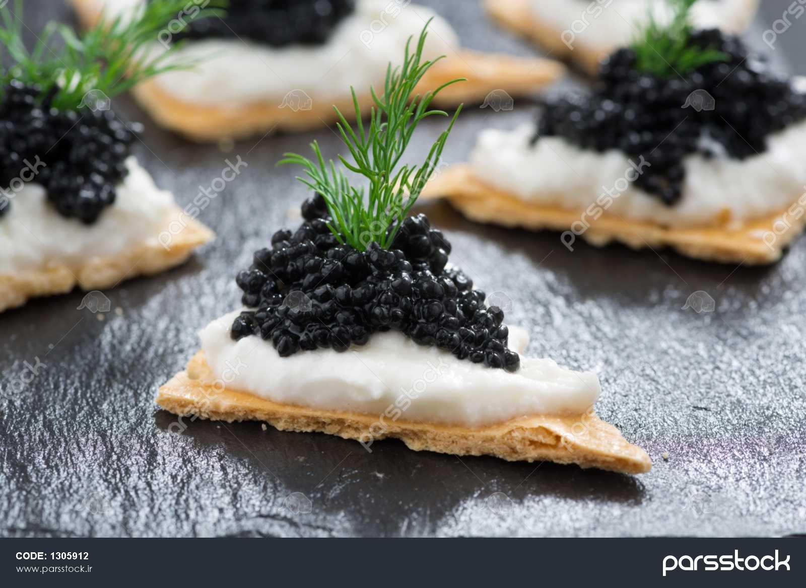 کراکر با پنیر خامه ای و خاویار سیاه 1305912