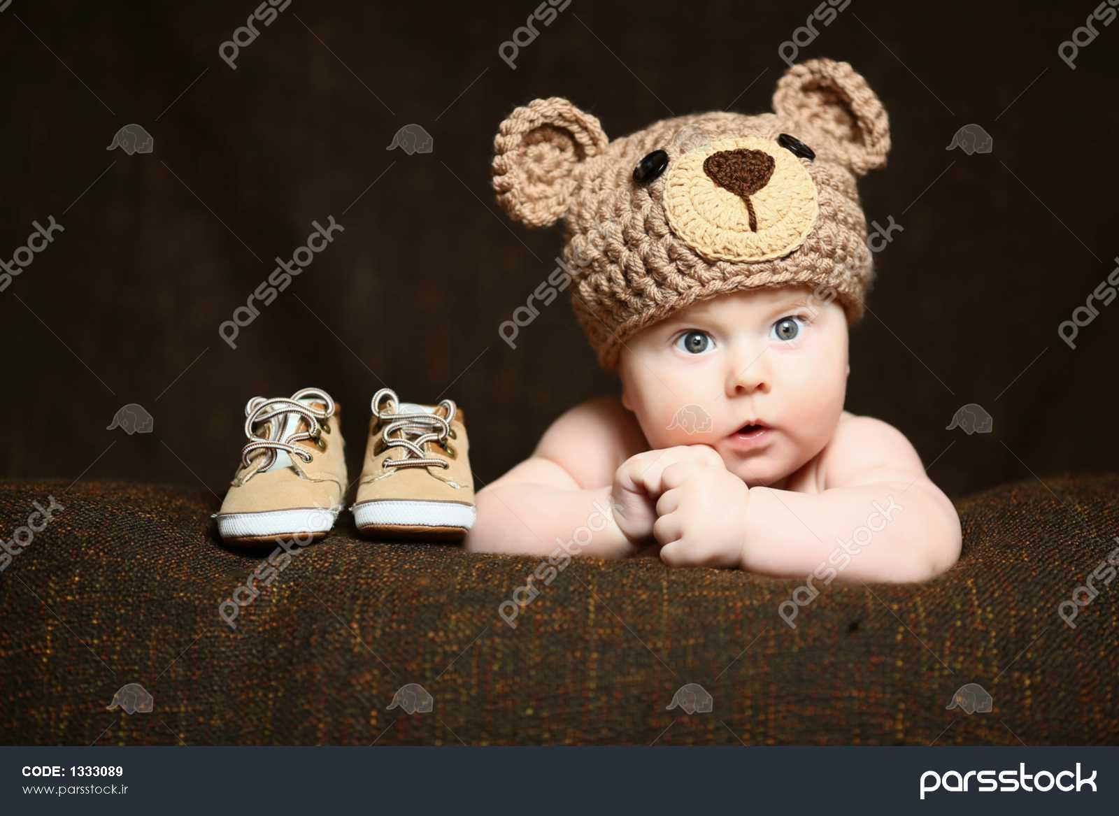 کودک کنجکاو زیبا با دهان باز و خرس عروسکی 1333089