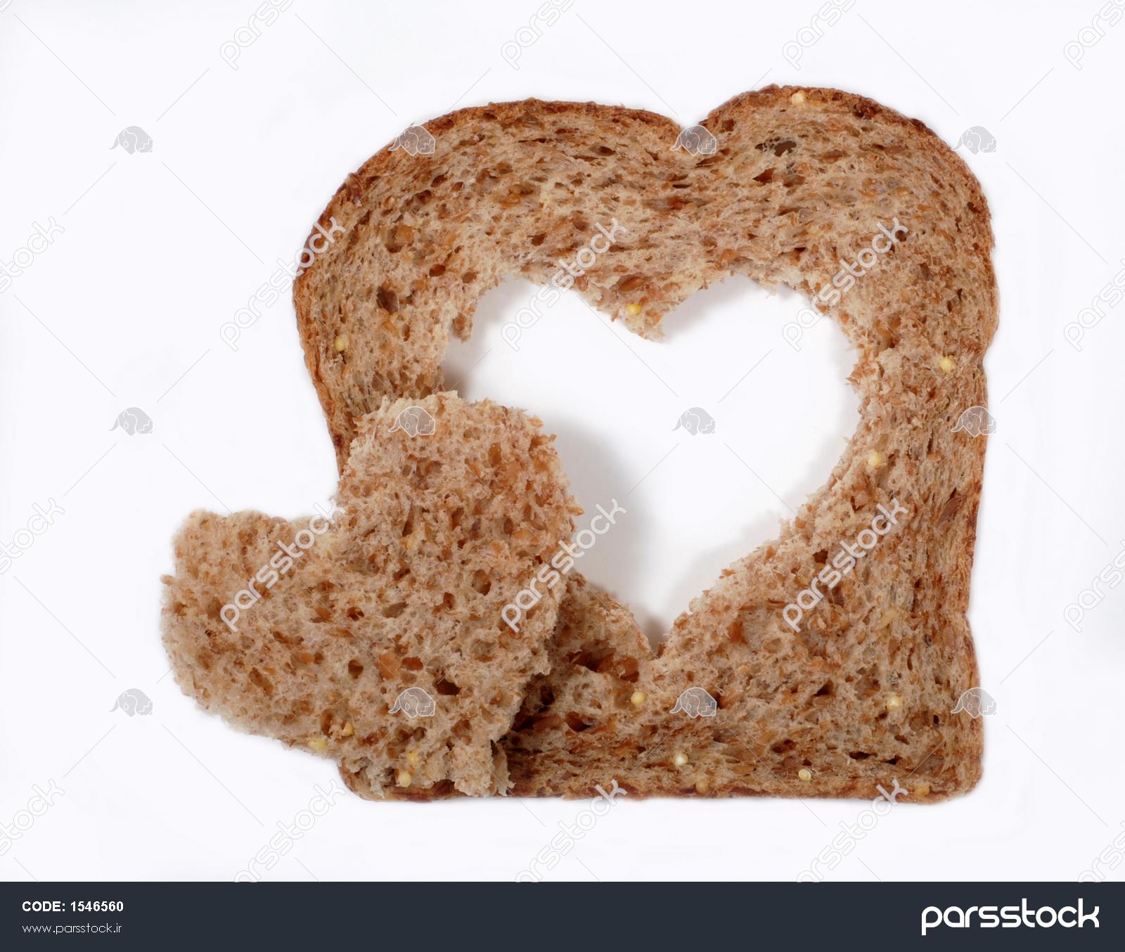 یک تکه نان گندم کامل با شکل قلب از مرکز بریده شده است 1546560