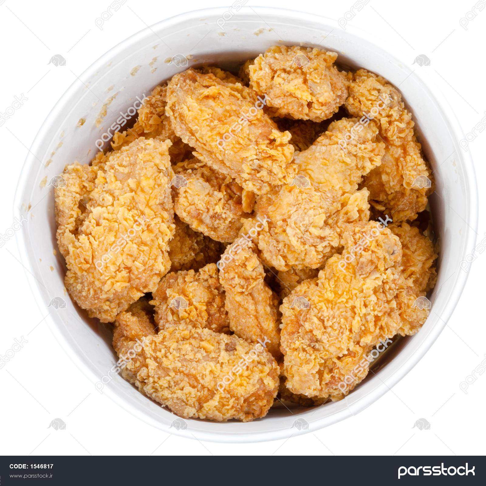 بال مرغ سوخاری داغ در سبد جدا شده روی زمینه سفید 1546817