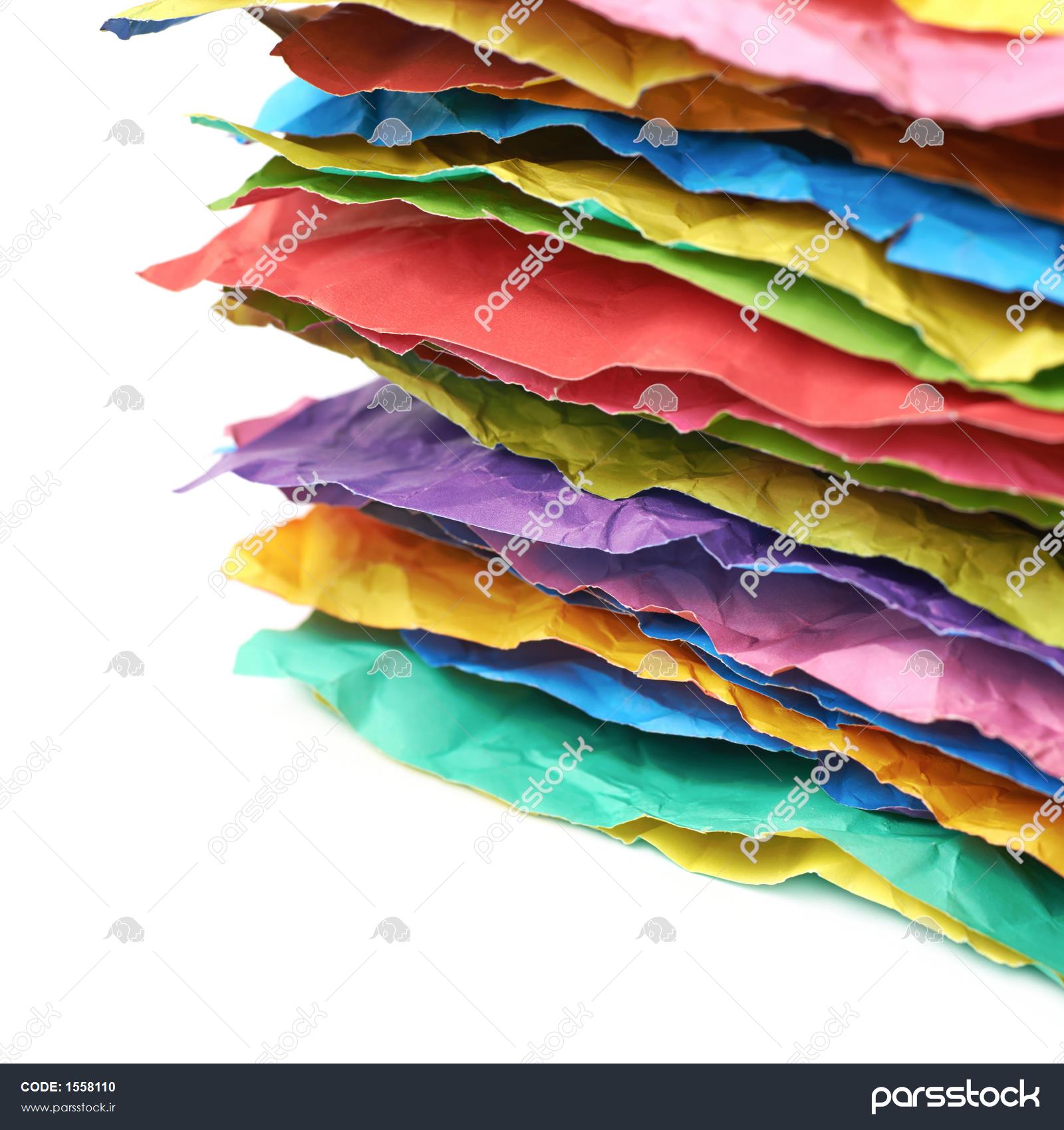 انبوهی از ورق های کاغذی اریگامی مچاله شده که روی زمینه سفید 1558110