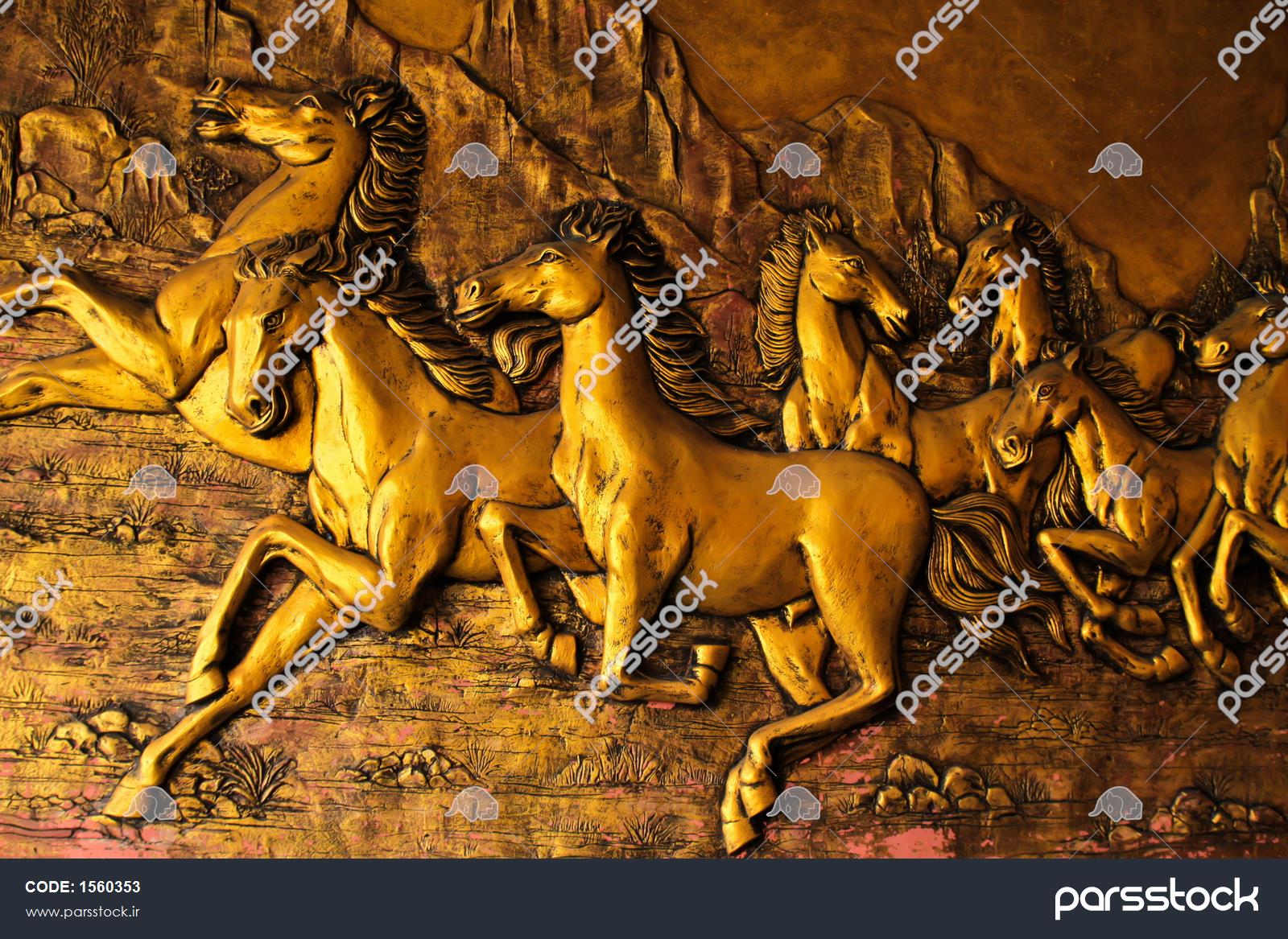 مجسمه های اسب طلایی روی دیوار 1560353