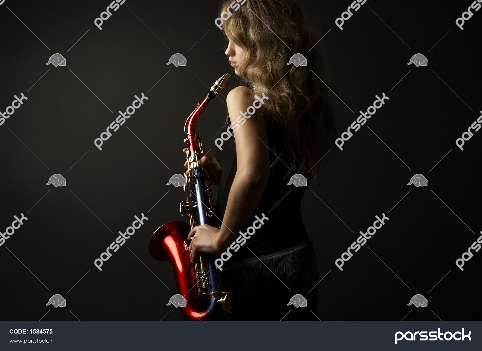 مدل زنانه بلوند جذاب زیبا با ساکسیفون 1584575