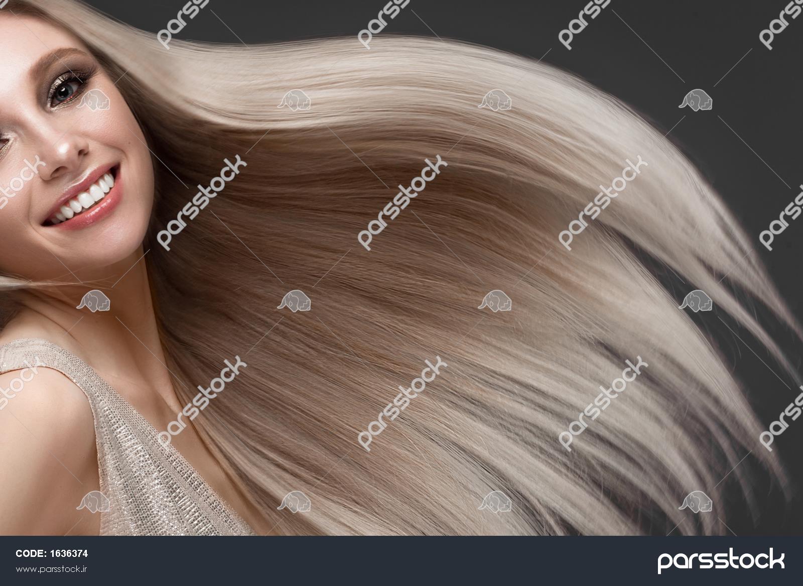 دختر بور زیبا در حال حرکت با موهایی کاملا صاف و آرایش کلاسیک صورت ...