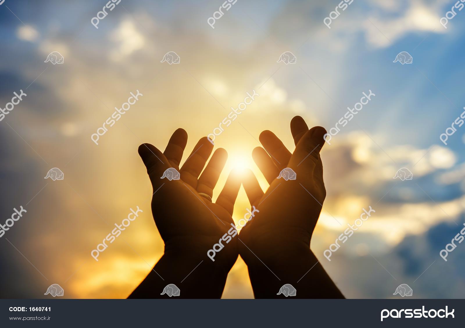 دستان انسان کف دست عبادت را باز می کند درمان عشای ربانی خدا را برکت دهد ...