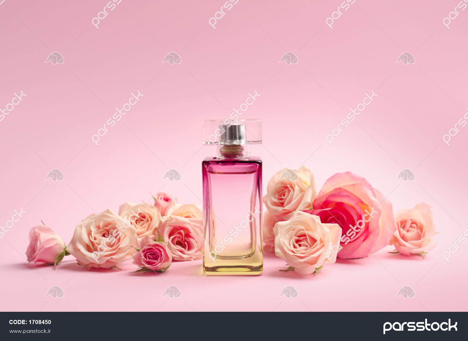 بطری عطر با گل در زمینه رنگی 1708450