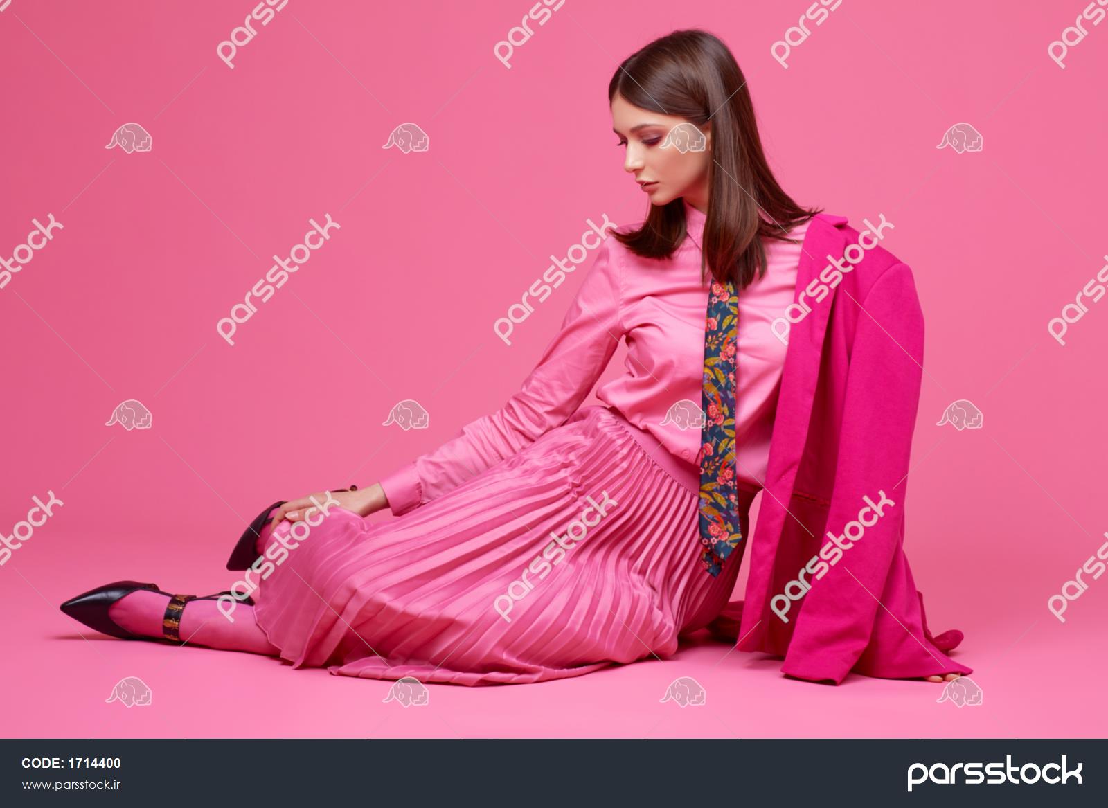 مدل مد ژاکت سرخابی دامن صورتی و پیراهن شات استودیویی 1714400